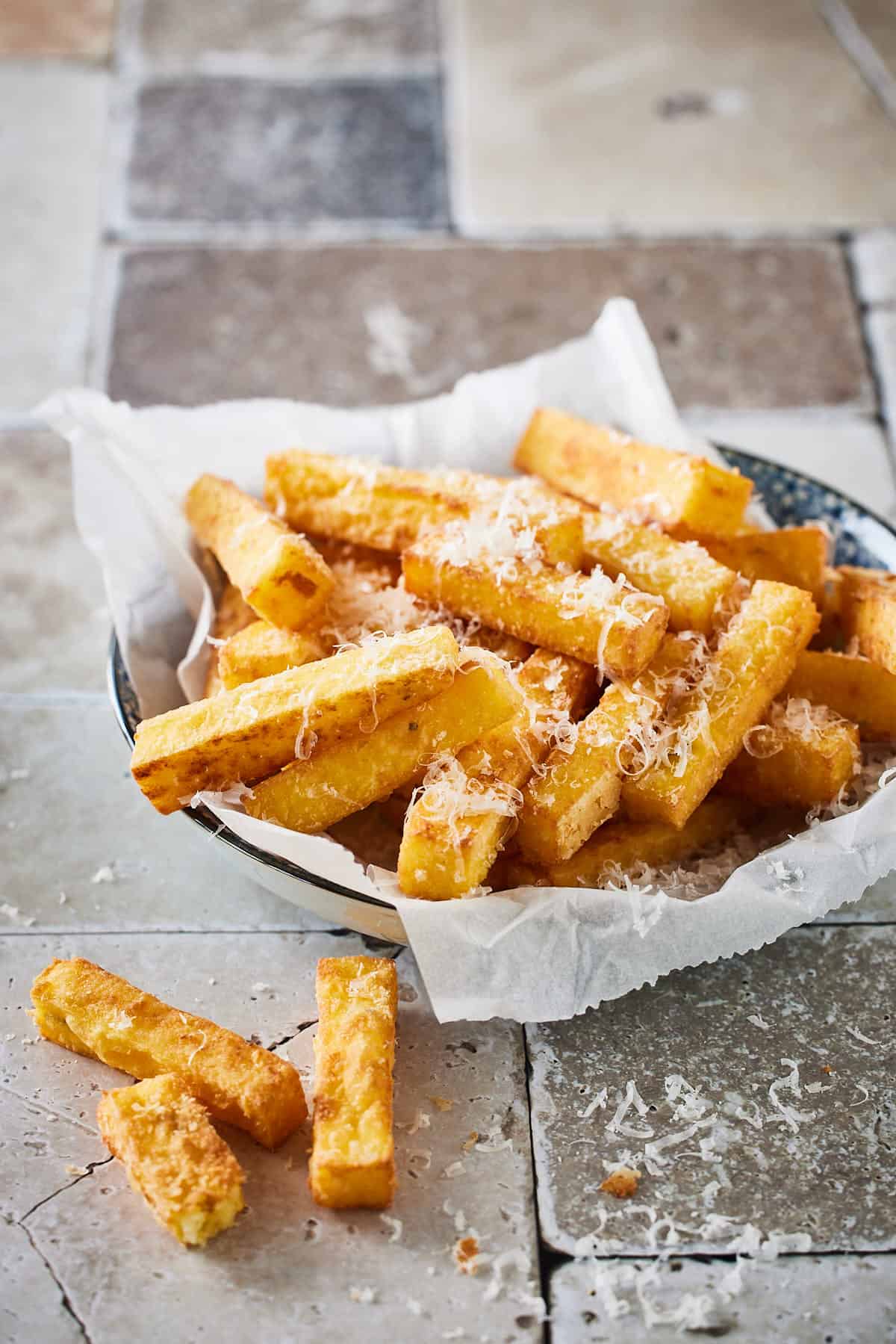 Funchi fries - polenta frietjes uit Curacao - Paper Travels